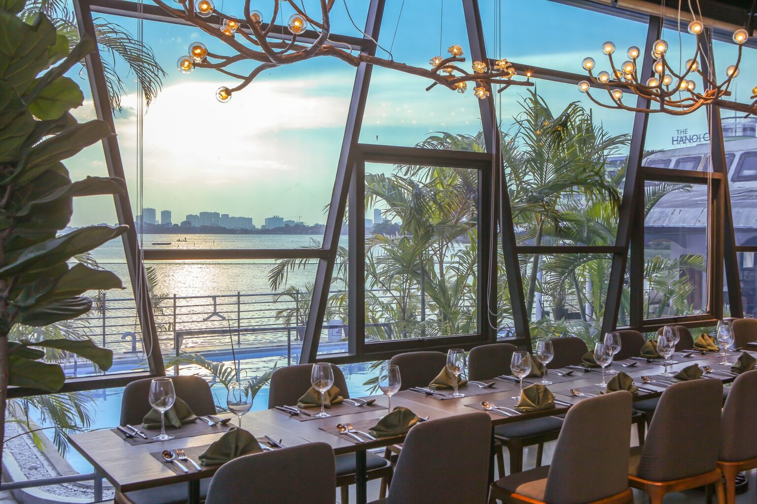 Review Bay Buffet Hồ Tây giá bao nhiêu? Menu có gì ngon? - Mẹo Hay Gia Đình